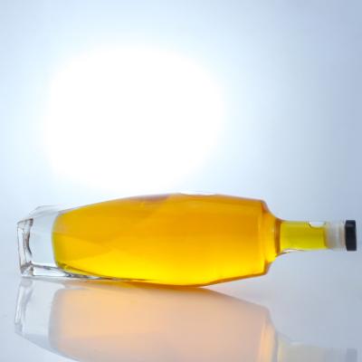 Cina Materiale del corpo Vetro Forma quadrata Rum Vodka Whisky Tequila Gin Bottiglia con sughero in vendita