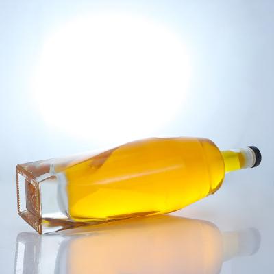 Cina Materiale del corpo Vetro Forma quadrata Rum Vodka Whisky Tequila Gin Bottiglia con sughero in vendita