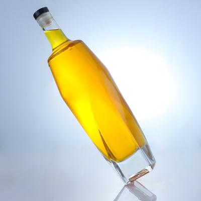 Cina Materiale del corpo Vetro Forma quadrata Rum Vodka Whisky Tequila Gin Bottiglia con sughero in vendita