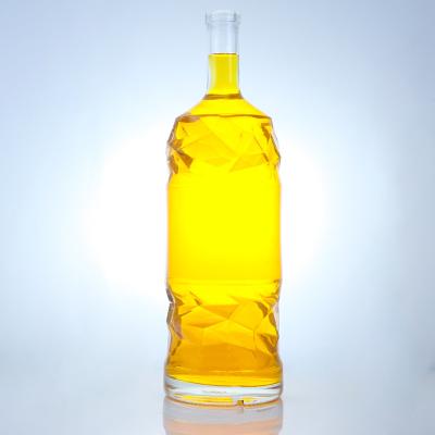 Cina Bottiglia di vetro di liquore con logo in rilievo personalizzabile e colore chiaro o personalizzato della bottiglia in vendita