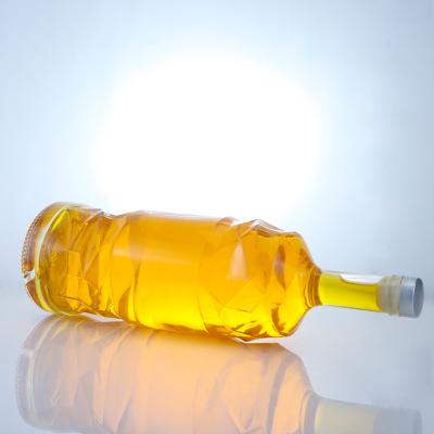 Cina Bottiglia di vetro di liquore con logo in rilievo personalizzabile e colore chiaro o personalizzato della bottiglia in vendita
