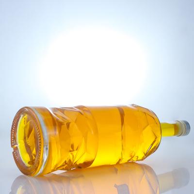 Cina Bottiglia di vetro di liquore con logo in rilievo personalizzabile e colore chiaro o personalizzato della bottiglia in vendita