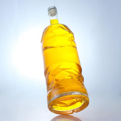Cina Bottiglia di vetro di liquore con logo in rilievo personalizzabile e colore chiaro o personalizzato della bottiglia in vendita