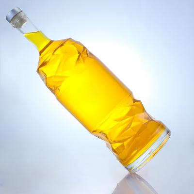 Cina Bottiglia di vetro di liquore con logo in rilievo personalizzabile e colore chiaro o personalizzato della bottiglia in vendita