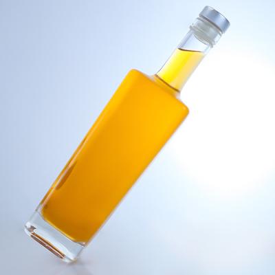 Cina 750 ml di bottiglia di liquori in vetro a misura per cognac, vodka, whisky e tappo di sughero a forma quadrata in vendita