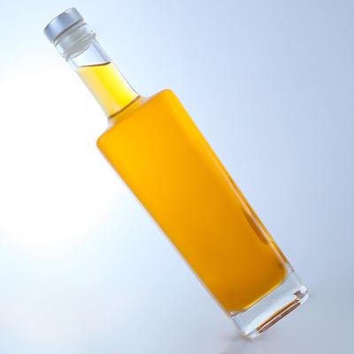 Cina 750 ml di bottiglia di liquori in vetro a misura per cognac, vodka, whisky e tappo di sughero a forma quadrata in vendita
