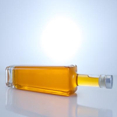 Cina 750 ml di bottiglia di liquori in vetro a misura per cognac, vodka, whisky e tappo di sughero a forma quadrata in vendita