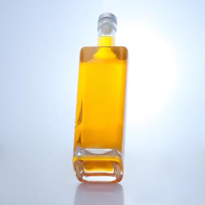 Cina 750 ml di bottiglia di liquori in vetro a misura per cognac, vodka, whisky e tappo di sughero a forma quadrata in vendita