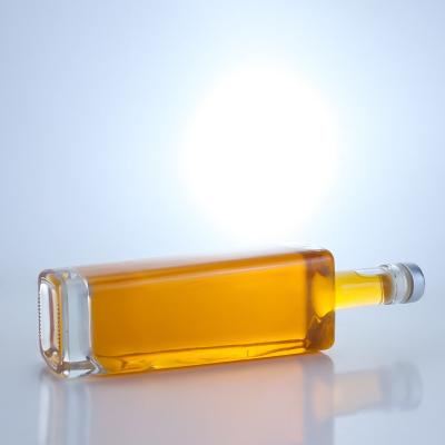 Cina 750 ml di bottiglia di liquori in vetro a misura per cognac, vodka, whisky e tappo di sughero a forma quadrata in vendita