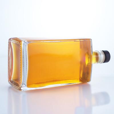 Cina Bottiglia di vetro da 750 ml per Gin Rum Brandy Forma personalizzata e materiale di base del tappo del sughero Vetro in vendita