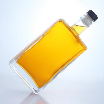 Cina Bottiglia di vetro da 750 ml per Gin Rum Brandy Forma personalizzata e materiale di base del tappo del sughero Vetro in vendita
