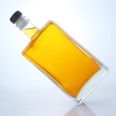 Cina Bottiglia di vetro da 750 ml per Gin Rum Brandy Forma personalizzata e materiale di base del tappo del sughero Vetro in vendita