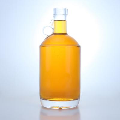 Cina Bottiglia di 750 ml di liquori di vetro per vodka rum tequila con maniglia ad anello al collo e capo sughero in vendita