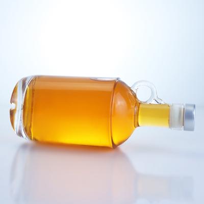 Cina Bottiglia di 750 ml di liquori di vetro per vodka rum tequila con maniglia ad anello al collo e capo sughero in vendita