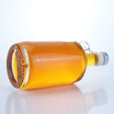 Cina Bottiglia di 750 ml di liquori di vetro per vodka rum tequila con maniglia ad anello al collo e capo sughero in vendita
