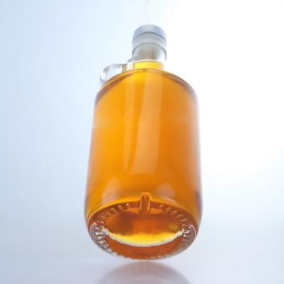 Cina Bottiglia di 750 ml di liquori di vetro per vodka rum tequila con maniglia ad anello al collo e capo sughero in vendita