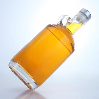 Cina Bottiglia di 750 ml di liquori di vetro per vodka rum tequila con maniglia ad anello al collo e capo sughero in vendita