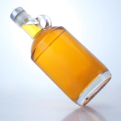 Cina Bottiglia di 750 ml di liquori di vetro per vodka rum tequila con maniglia ad anello al collo e capo sughero in vendita