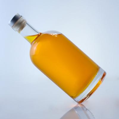 Cina Logo personalizzato e tappo bottiglia di liquore in vetro da 750 ml per rum gin vodka tappo di sughero personalizzato in vendita