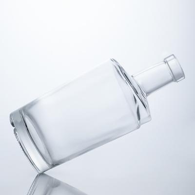 Cina Forma rotonda Disegno personalizzato 750 ml Bottiglia di vetro liquore vuoto chiaro per rum Vodka Gin Whiskey in vendita