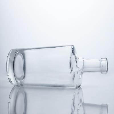 Cina Forma rotonda Disegno personalizzato 750 ml Bottiglia di vetro liquore vuoto chiaro per rum Vodka Gin Whiskey in vendita