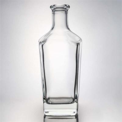 Cina 700ml Bottiglia di vetro quadrato per logo personalizzato Accettabile Vodka Spirit Liquor Rum in vendita