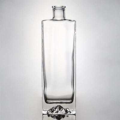 Cina Super Flint Glass Custom Mountain Base 750 ml Whisky Rum Glass Liquor Bottle per Vodka Gin in vendita