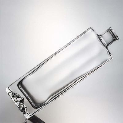Cina Super Flint Glass Custom Mountain Base 750 ml Whisky Rum Glass Liquor Bottle per Vodka Gin in vendita