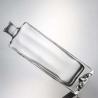 Cina Super Flint Glass Custom Mountain Base 750 ml Whisky Rum Glass Liquor Bottle per Vodka Gin in vendita