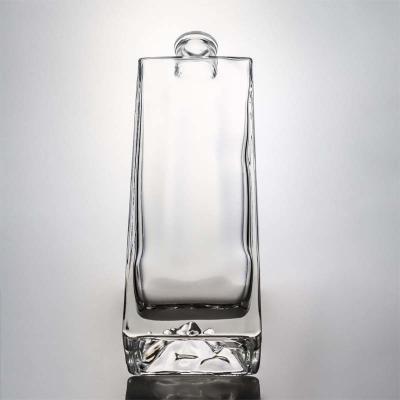 Cina Super Flint Glass Custom Mountain Base 750 ml Whisky Rum Glass Liquor Bottle per Vodka Gin in vendita