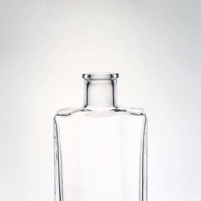 Cina Super Flint Glass Custom Mountain Base 750 ml Whisky Rum Glass Liquor Bottle per Vodka Gin in vendita