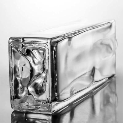 Cina Super Flint Glass Custom Mountain Base 750 ml Whisky Rum Glass Liquor Bottle per Vodka Gin in vendita