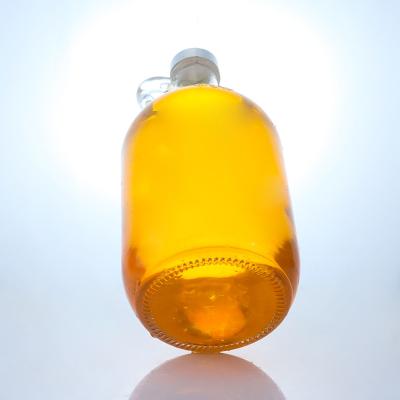 Cina Logo personalizzato Bottiglia di vetro di liquore a forma rotonda con manico e tappo a vite in vendita