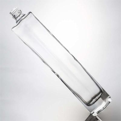 Cina Decal Surface Handling 700ml Bottiglia di vetro per whisky Gin Rum in forma personalizzata in vendita