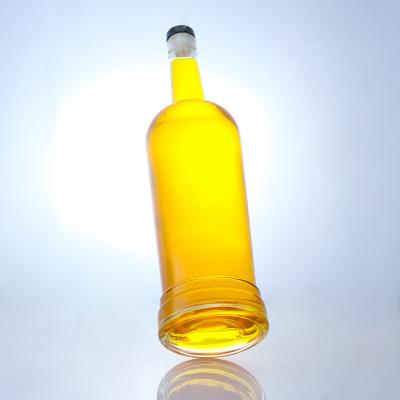 Cina Base di vetro Forma rotonda Logo personalizzabile Collo lungo Bottiglia di liquore con sughero in vendita