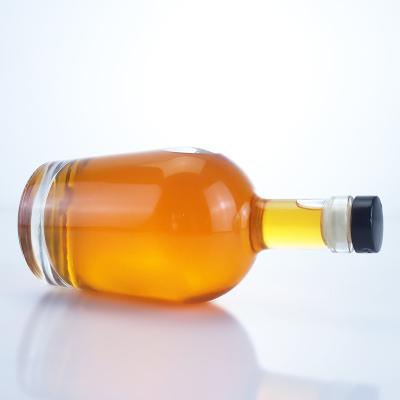 Cina Bottiglia di liquore in vetro da 750 ml per gin rum vodka forma su misura con materiale per il colletto in vetro in vendita