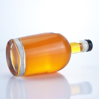 Cina Bottiglia di liquore in vetro da 750 ml per gin rum vodka forma su misura con materiale per il colletto in vetro in vendita