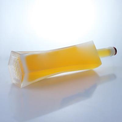 Cina Bottiglie industriali di liquori di vetro congelato a forma personalizzata da 750 ml per alcolici di prima qualità in vendita