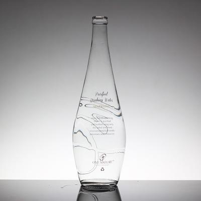 Cina Bottiglie di vetro di 700 ml con tenuta di sughero trasparente per liquori e vodka in vendita