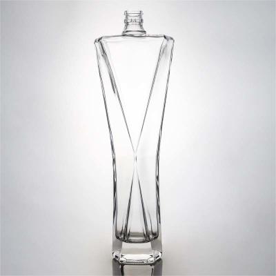 Cina 750ml Logo personalizzato Acceptabile Bottiglia di vetro sottile trasparente per Gin Whiskey Vodka Liquore in vendita