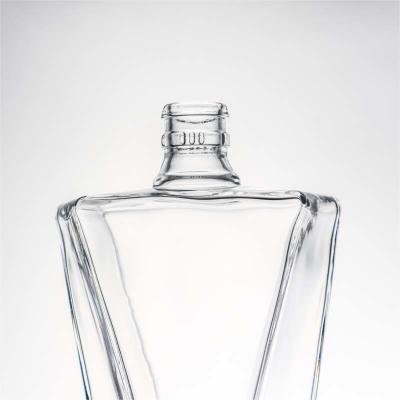 Cina 750ml Logo personalizzato Acceptabile Bottiglia di vetro sottile trasparente per Gin Whiskey Vodka Liquore in vendita