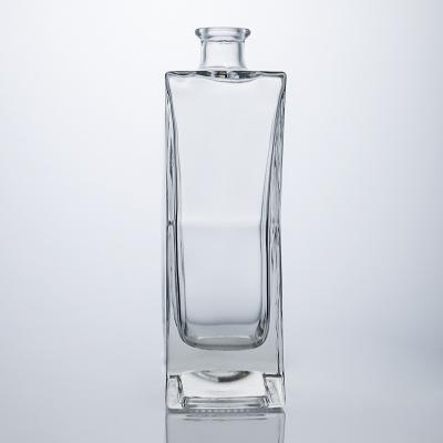 China Garrafa de vidro de forma única para rum gin vodka rolha de cortiça à venda