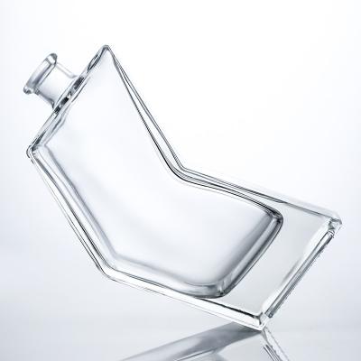 China Garrafa de vidro de forma única para rum gin vodka rolha de cortiça à venda