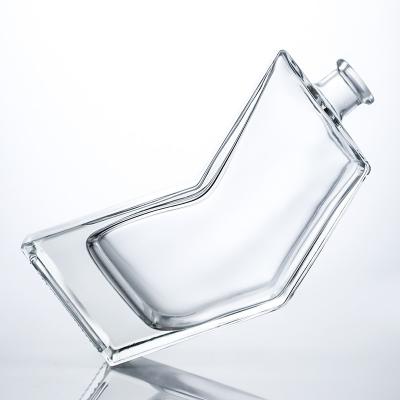 China Garrafa de vidro de forma única para rum gin vodka rolha de cortiça à venda
