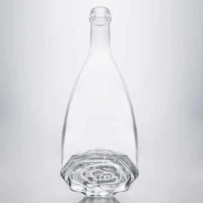 Cina Bottiglia di vetro in rilievo per gin rum vodka whisky sigillatura tipo sughero fondo a forma di fiore in vendita