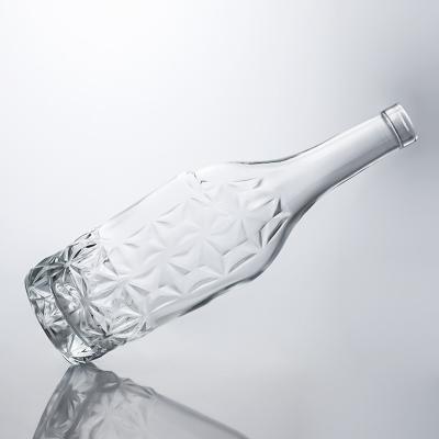 Cina Bottiglia speciale di liquore in vetro in rilievo per rum gin vodka chiara o personalizzata in vendita