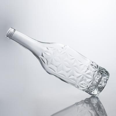 Cina Bottiglia speciale di liquore in vetro in rilievo per rum gin vodka chiara o personalizzata in vendita