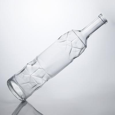 Cina Bottiglia di vetro di liquore altamente resistente con modello in rilievo e tappo di sughero perfetto in vendita