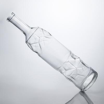Cina Bottiglia di vetro di liquore altamente resistente con modello in rilievo e tappo di sughero perfetto in vendita