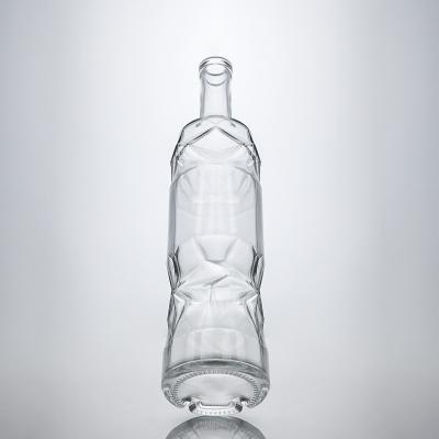 Cina Bottiglia di vetro di liquore altamente resistente con modello in rilievo e tappo di sughero perfetto in vendita